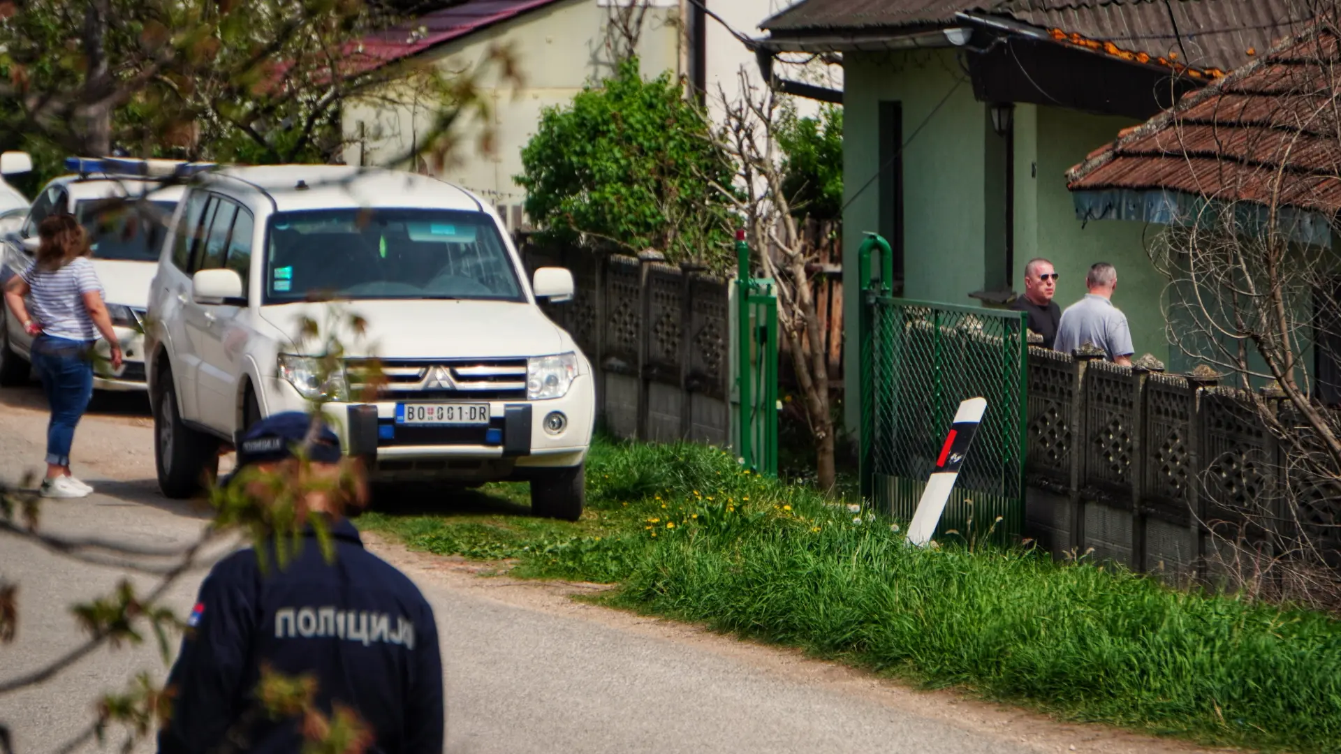 Prve fotografije iz sela Zlot: U potrazi veliki broj policije, doveden osumnjičeni u dvorište kuće